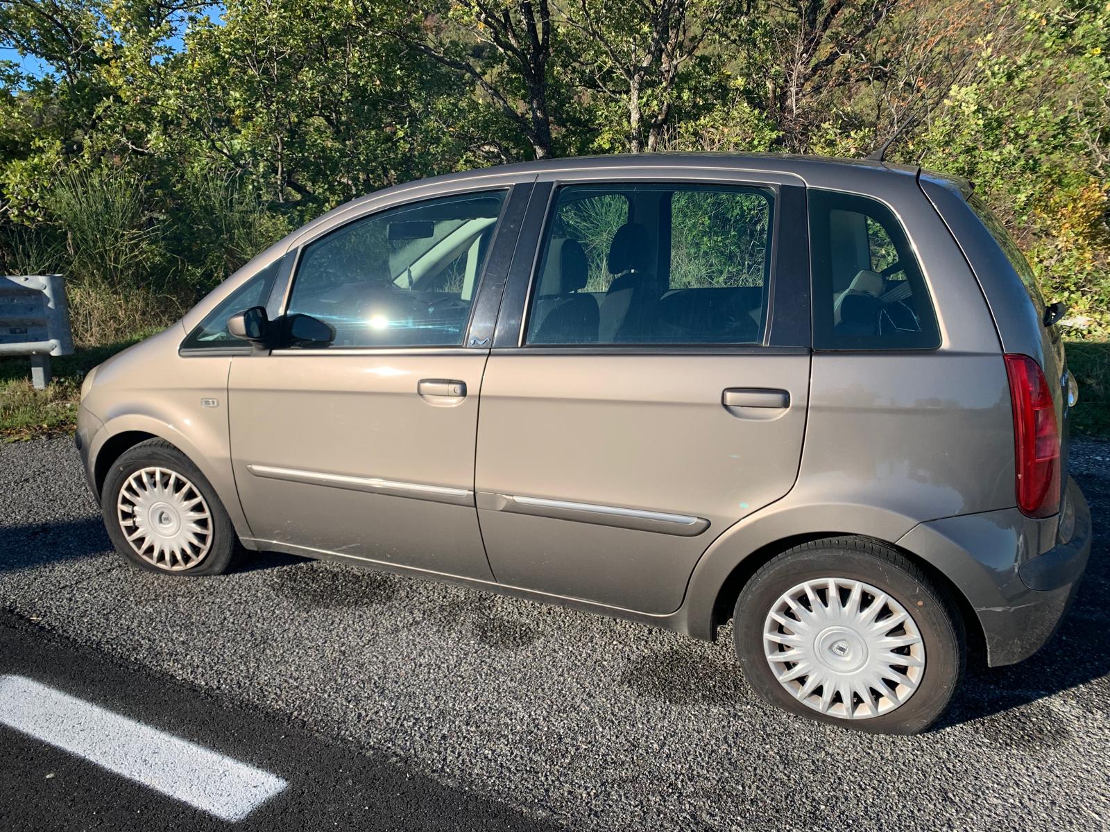 Cersosimo, squarciati gli pneumatici all’auto della sindaca - Ufficio ...